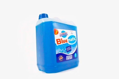 Paga $7.990 en vez de $15.490 por 15 litros de detergente Blue matic ...